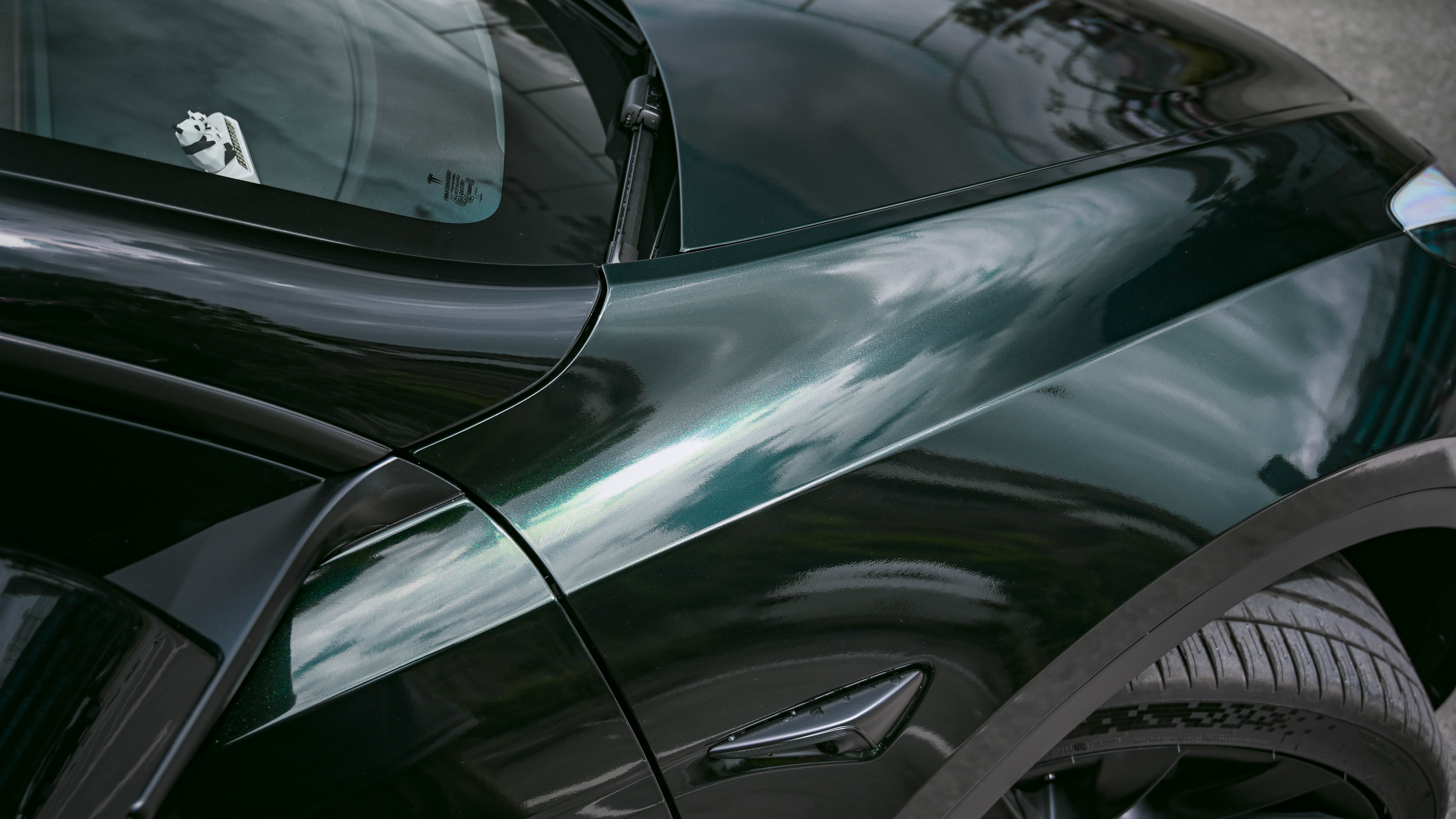 Tesla MODEL Y changes color emerald green - iMedia