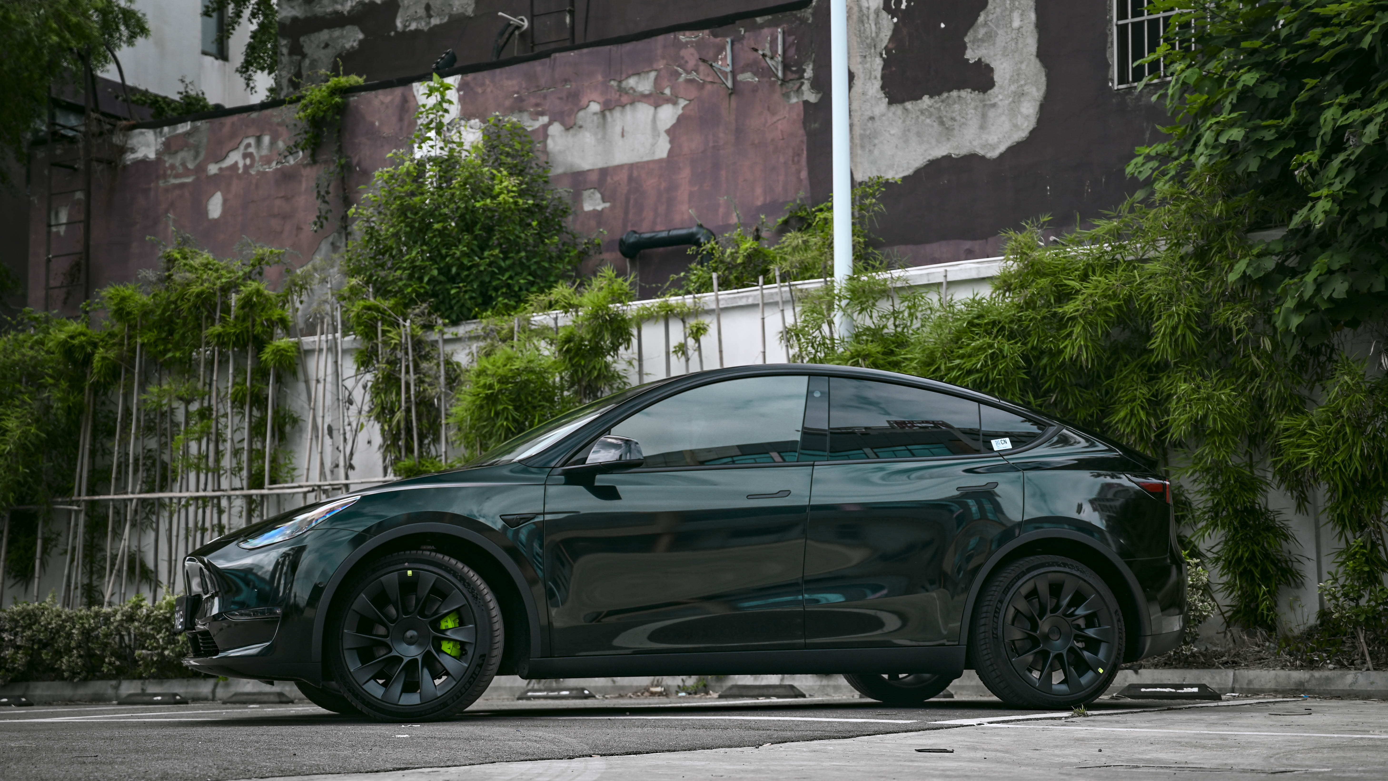 Tesla MODEL Y changes color emerald green - iMedia