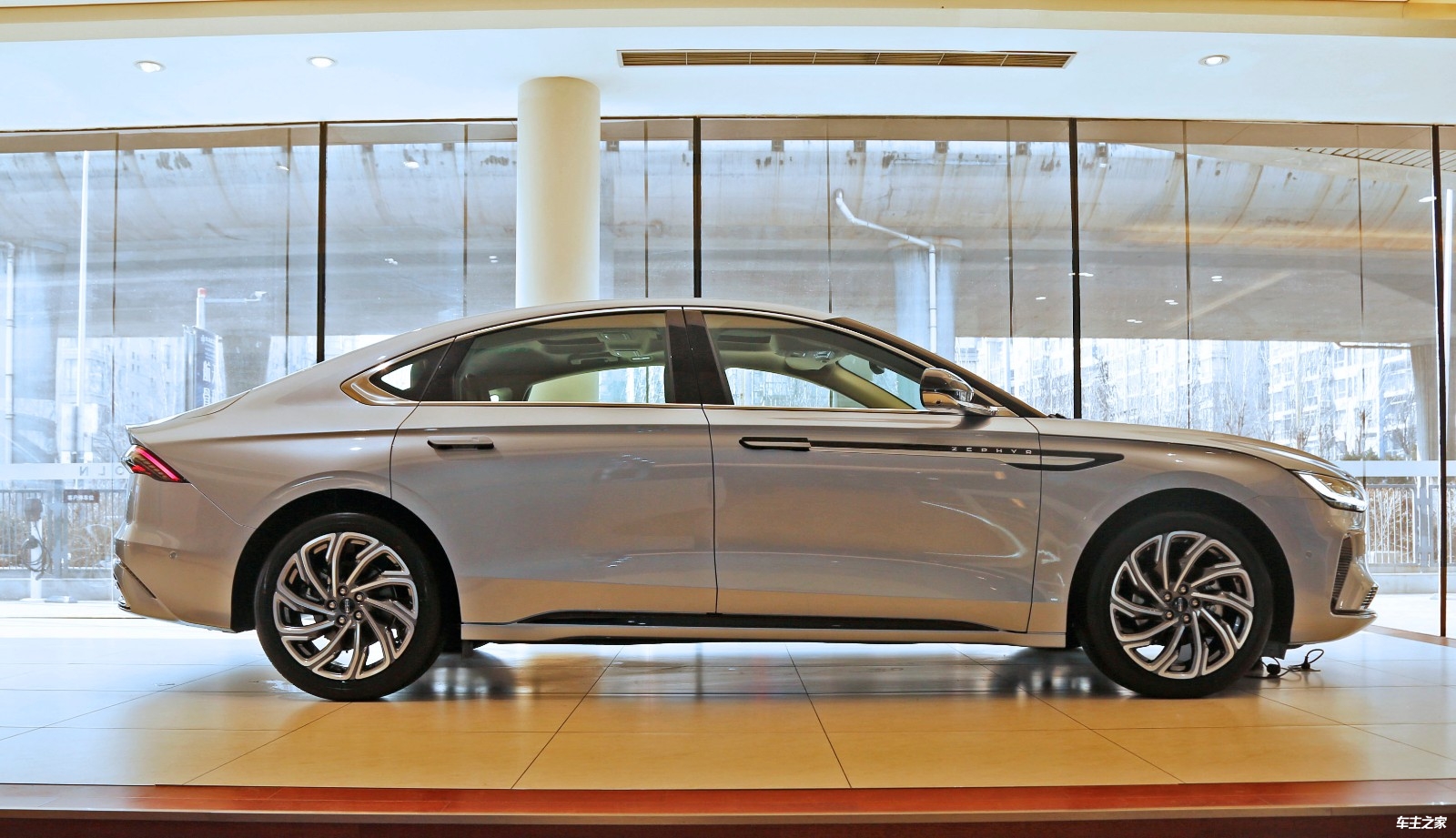 Immersive experience Lincoln Z changes the existing mid-size car format ...