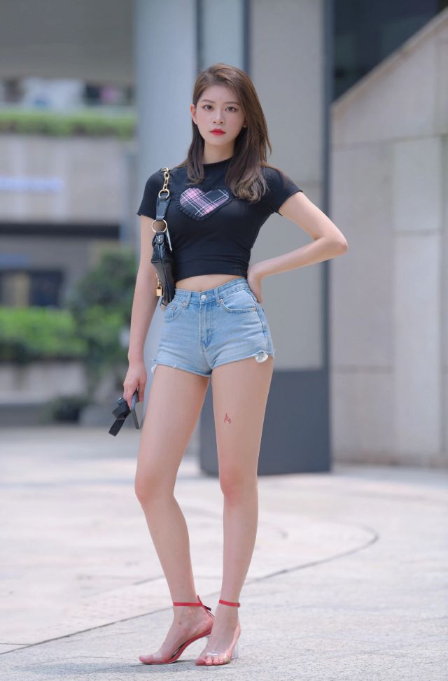 Collection street shots: fashionable girls in denim shorts!Like ...