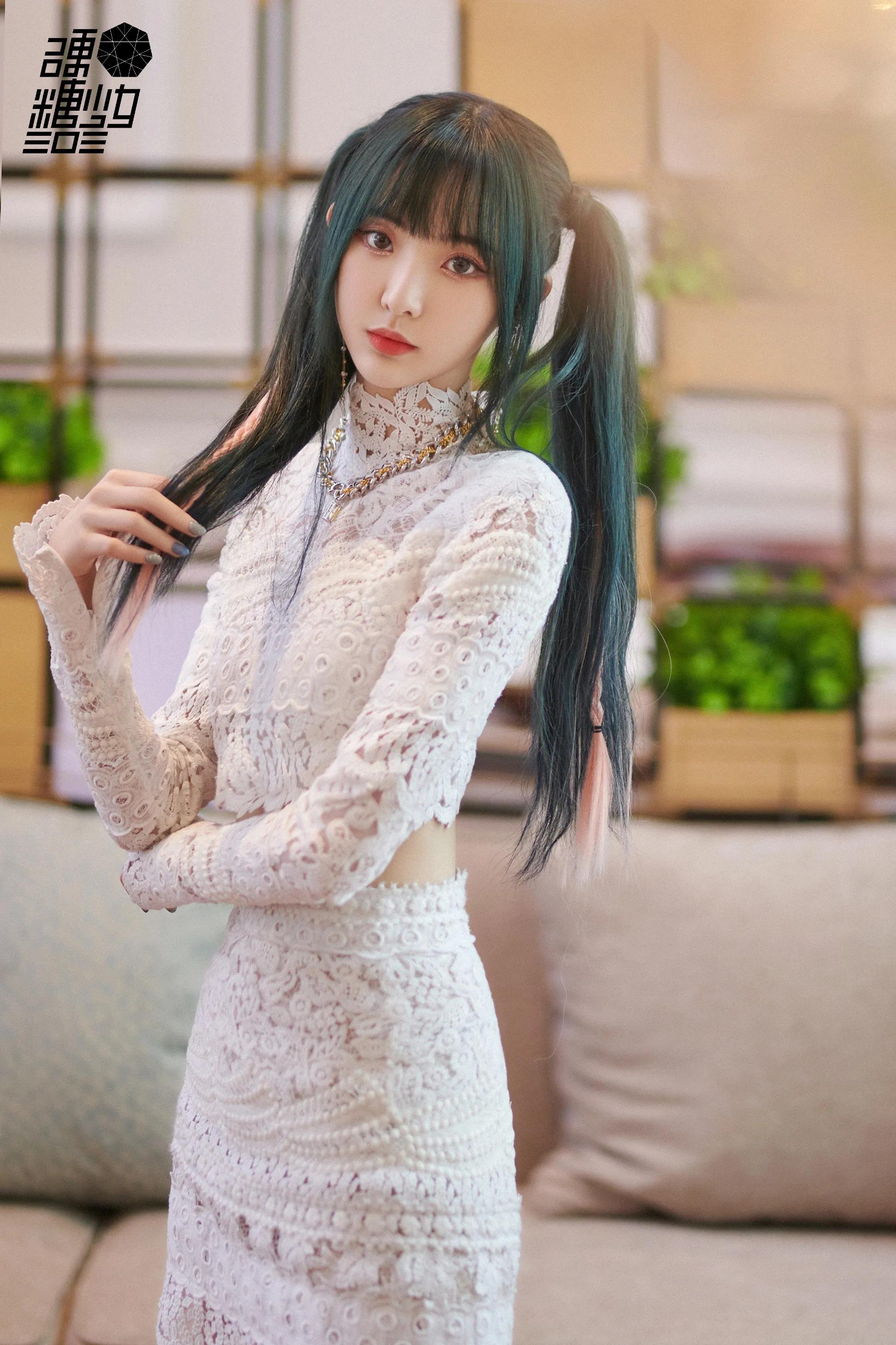 Zheng Naixin wore a hollow white lace skirt with a double ponytail in ...
