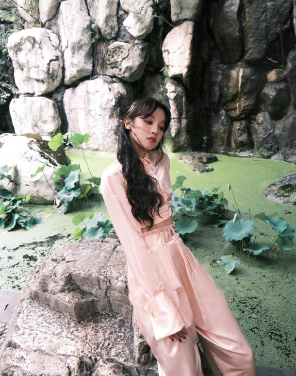 Song Yuqi's summer portrait released, the pink satin suit is fresh and ...