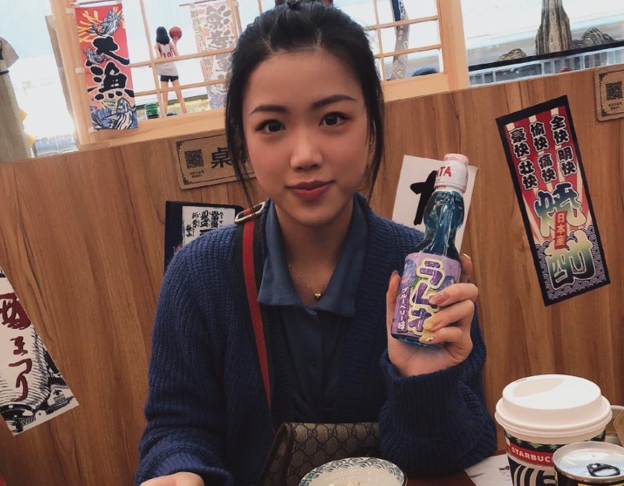 Lin Miaoke is chasing star Yang Qian!Compared with the V gesture, the ...