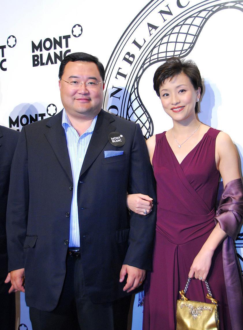 Kuo Tai Yang Lan wore a dark purple dress, showing intellectual ...