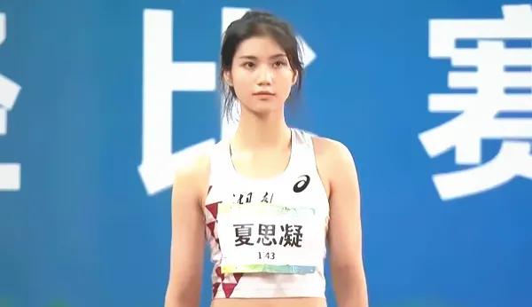 The moving goddess of the track, sassy and heroic, Xia Sining, cheers ...