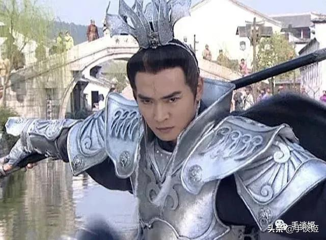 Holding a magic wand and pouting his mouth, childhood actor Jiao Enjun ...