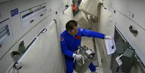 really not easy!The astronauts take a shower in the space station like ...