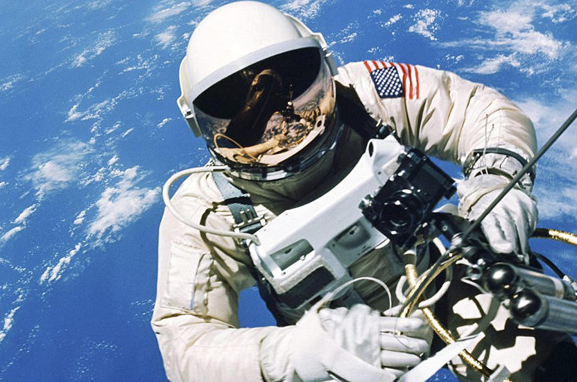 Astronauts walk in space "without feet", how should they walk?Astronaut ...