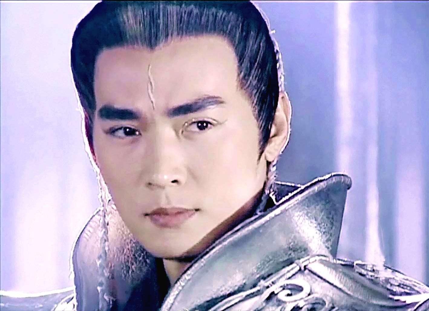 53-year-old Jiao Enjun plays cosplay in women's clothing, with a ...