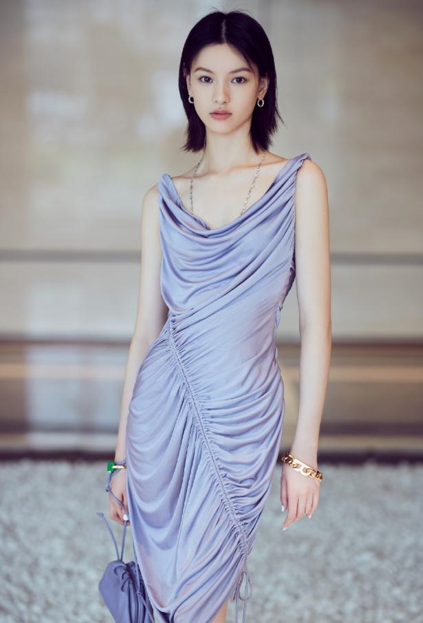 Qiu Tian deserves to be a fashion icon, wearing a "tattoo shirt" over T ...