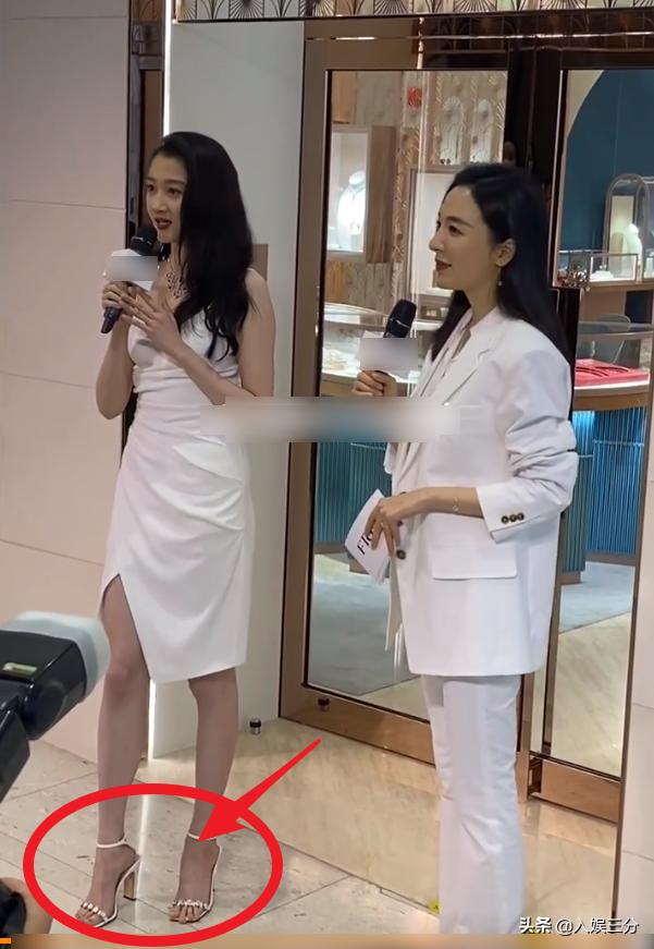 Guan Xiaotong appeared in a white dress. Seeing her behavior when ...
