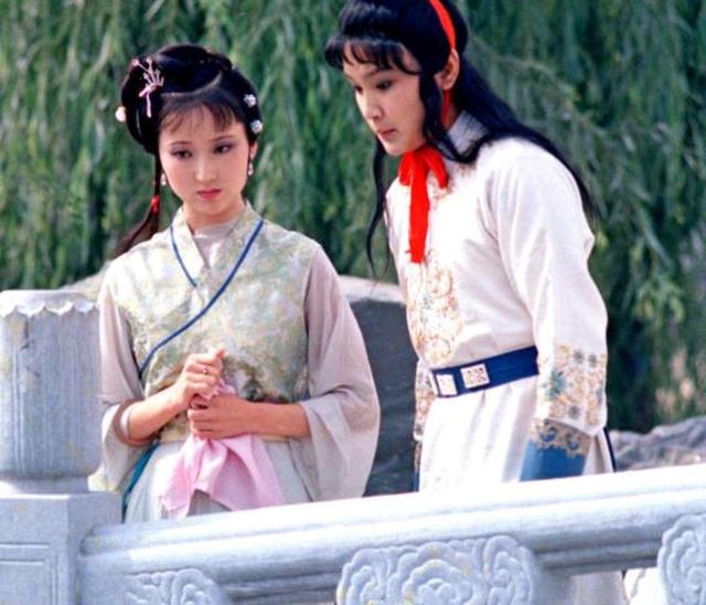 Why does Daiyu call Baoyu a "silver-like pewter tip"?Look at sister Lin ...