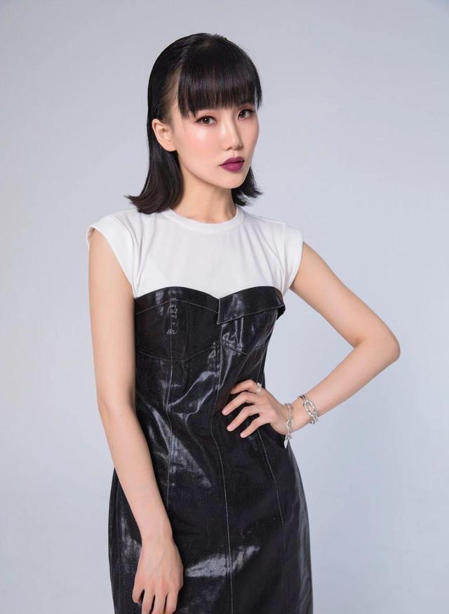 Huang Ling is about to become a god. The "Blowing Gale" played over ...