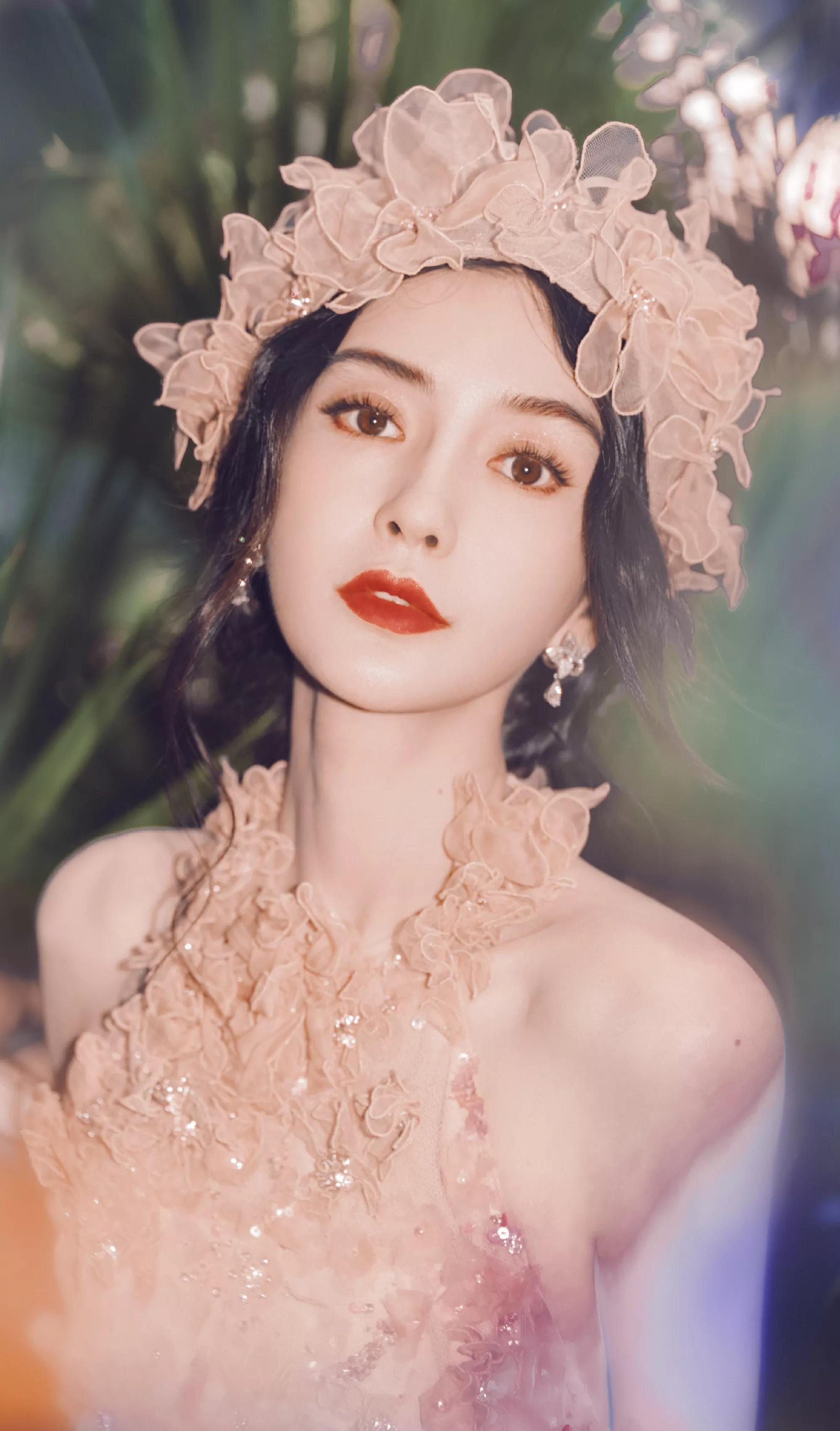Angelababy is too beautiful, a long dress is like a beautiful fairy ...