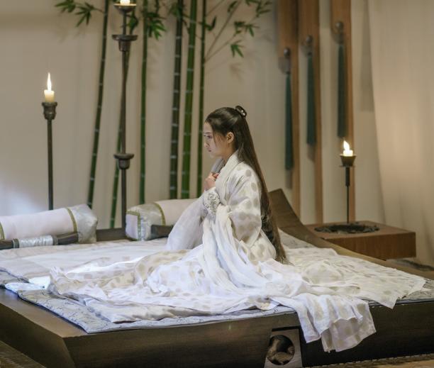 Emperor Liu Ziye hurriedly summoned his aunt into the palace late at ...