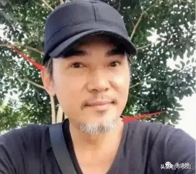 Holding a magic wand and pouting his mouth, childhood actor Jiao Enjun ...