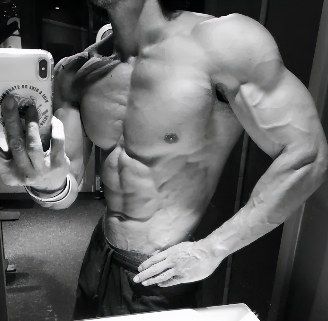 Known as Taiwan's first bodybuilder, he was touched his chest by Xiao S ...