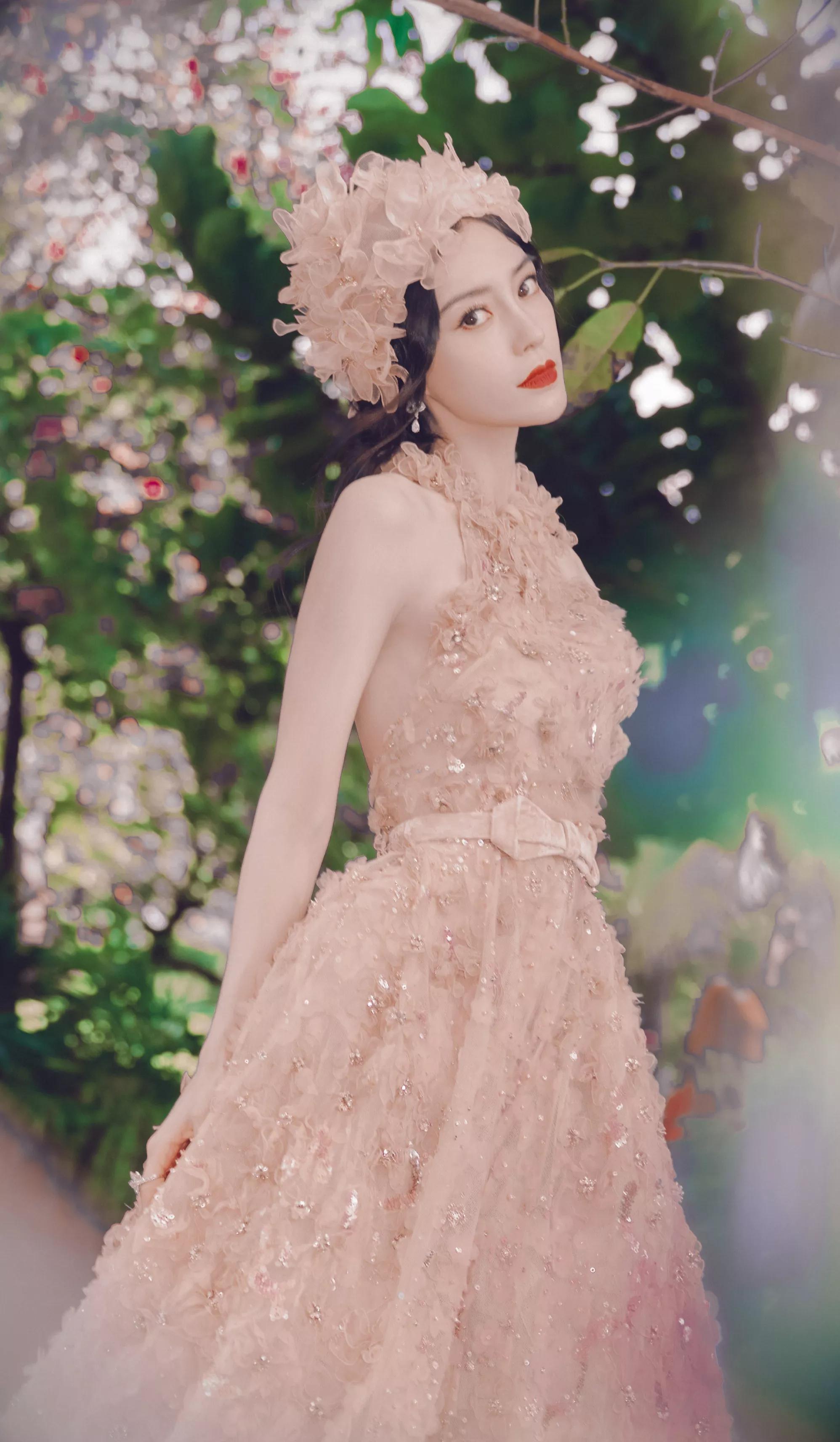 Angelababy is too beautiful, a long dress is like a beautiful fairy ...