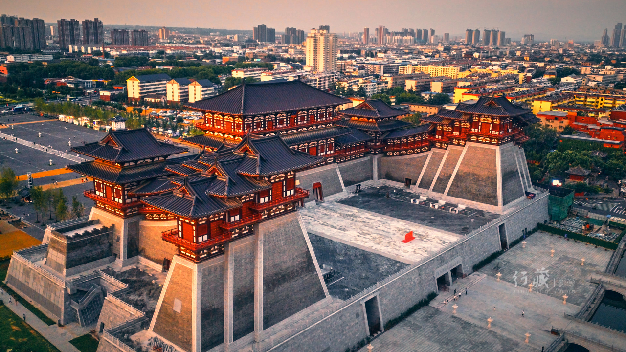 Yingtianmen sunset is shining obliquely, half of the high building is ...