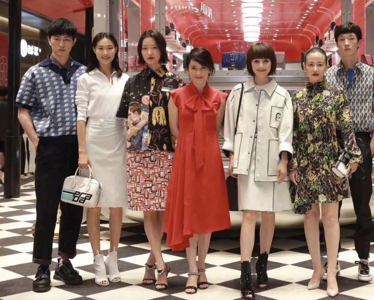 Yuan Quan and his friend Fan Bingbing, Ma Yili, Zhao Liying, Zhang Ziyi ...