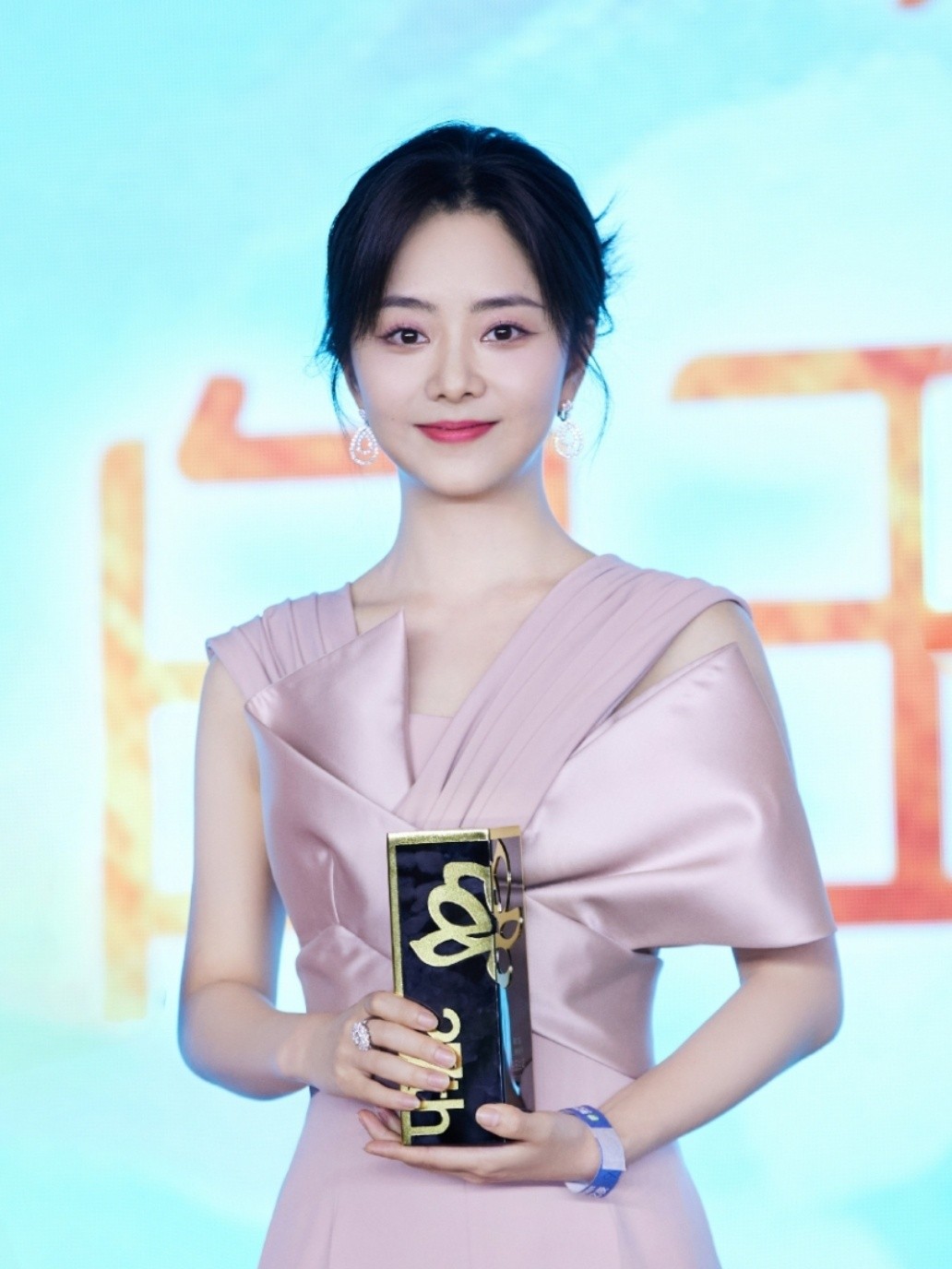 Start with 8.0 points!It turns out that Zhang Xincheng has a girlish ...