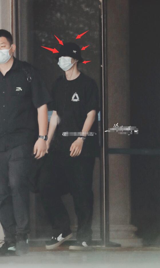 Slap!Wang Yibo went to Changsha to record "Tiantian" with super small ...