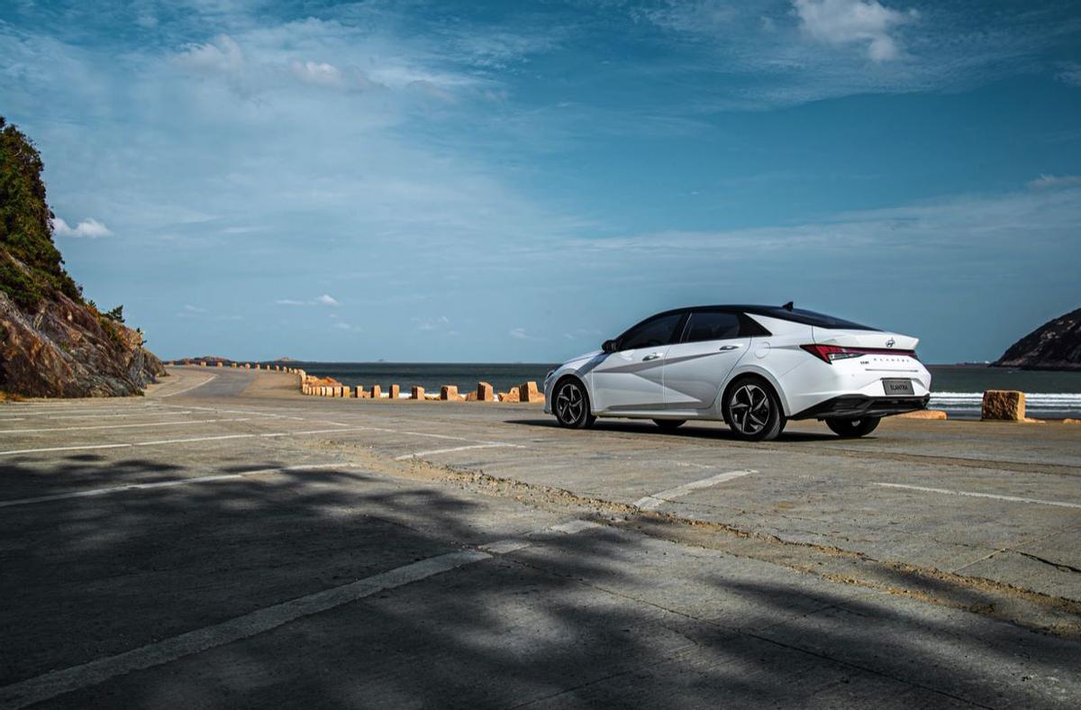 Large and stylish, the seventh-generation Elantra brings unique travel ...