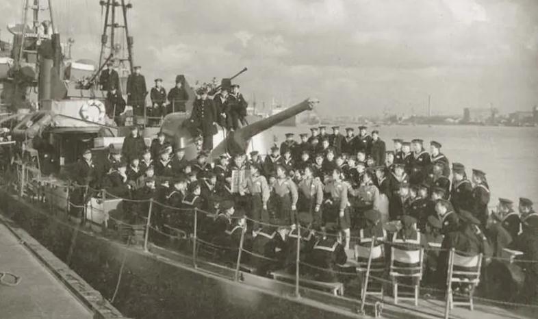 The KMT warship revolted and sank due to no command. After being ...