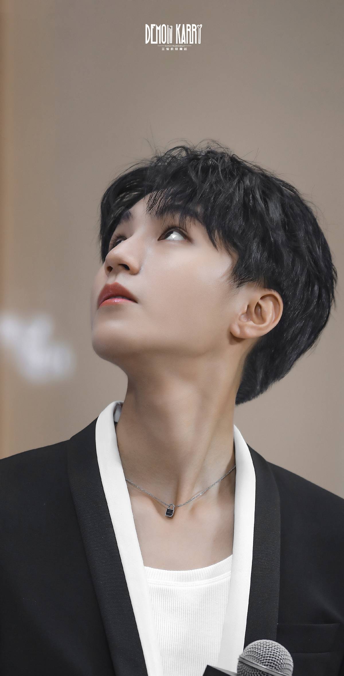 When the fans saw Wang Junkai himself, they couldn't look away from the ...