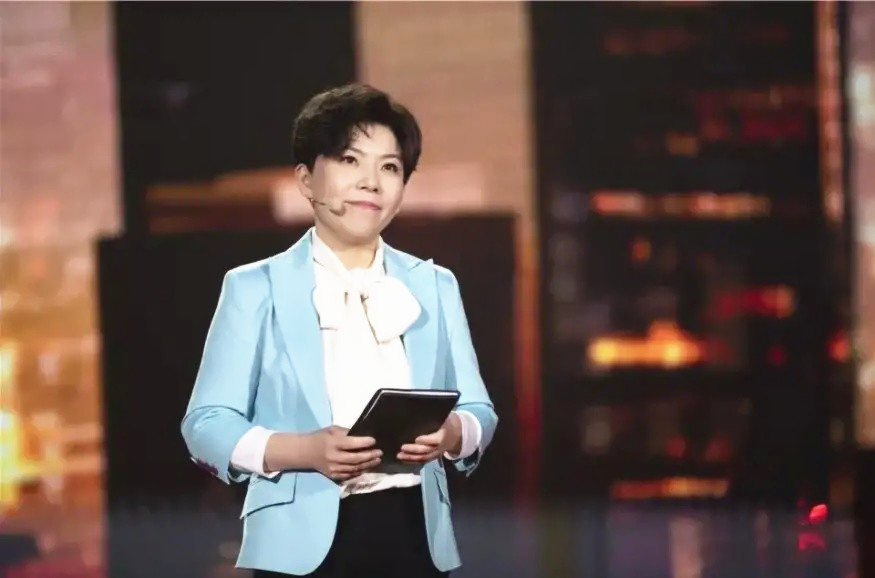 "Ping Pong Queen" Deng Yaping walks around the airport, wearing black ...