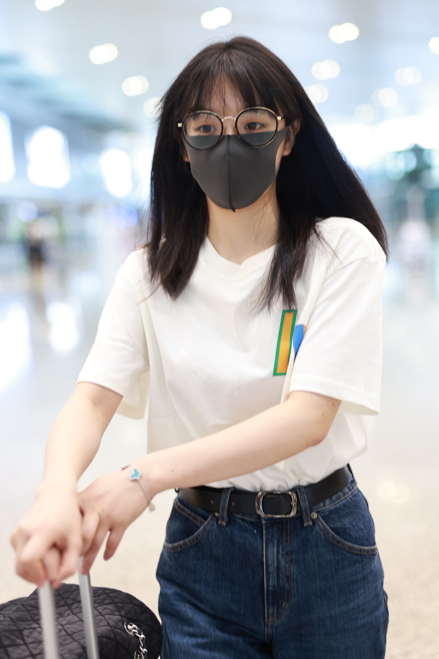 The post-95 sweet girl Tian Xiwei appeared at the airport wearing a ...