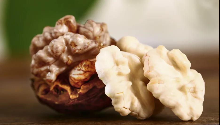 Walnuts can be made into such a delicious dish, which can nourish blood ...