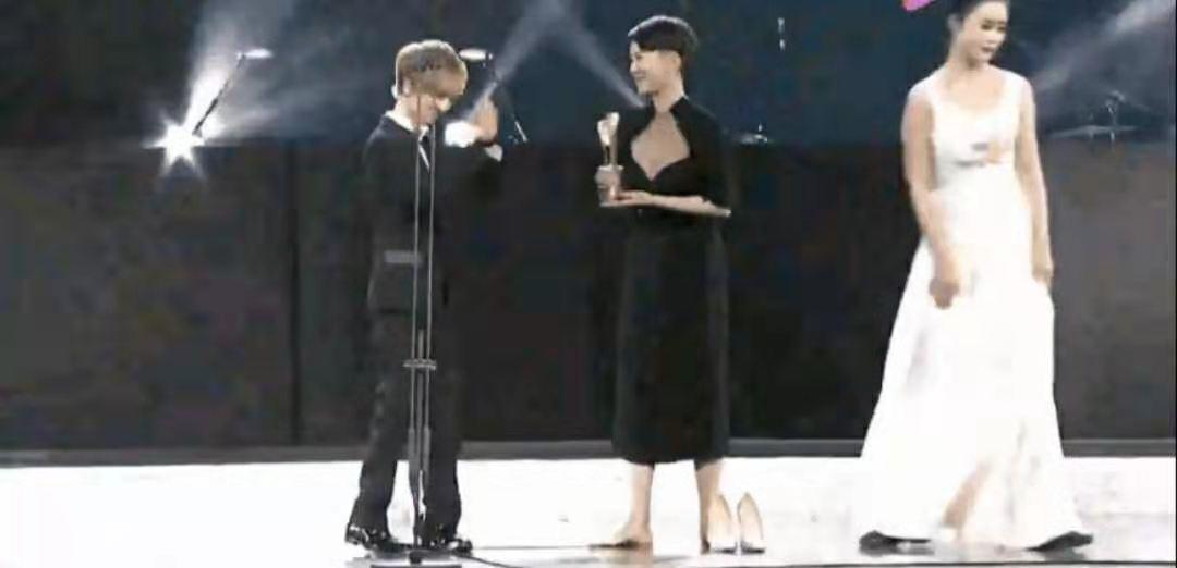 Guo Jingming's picture is too thin, his calf is as thin as a bamboo ...