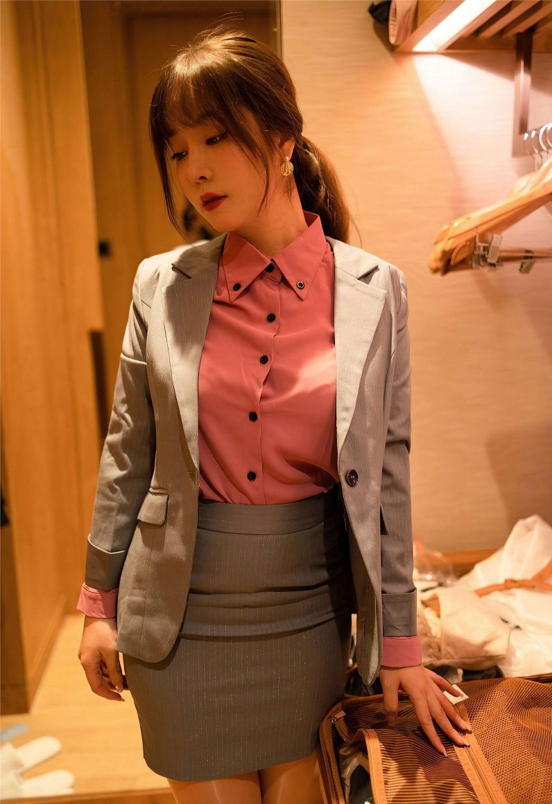 Wang Yu's pure gray suit and high heels are elegant and timeless - iMedia
