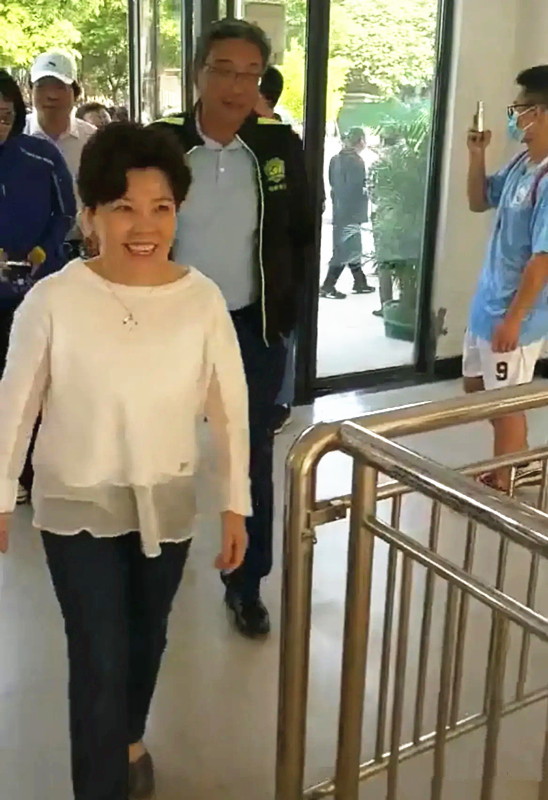 "Ping Pong Queen" Deng Yaping walks around the airport, wearing black ...