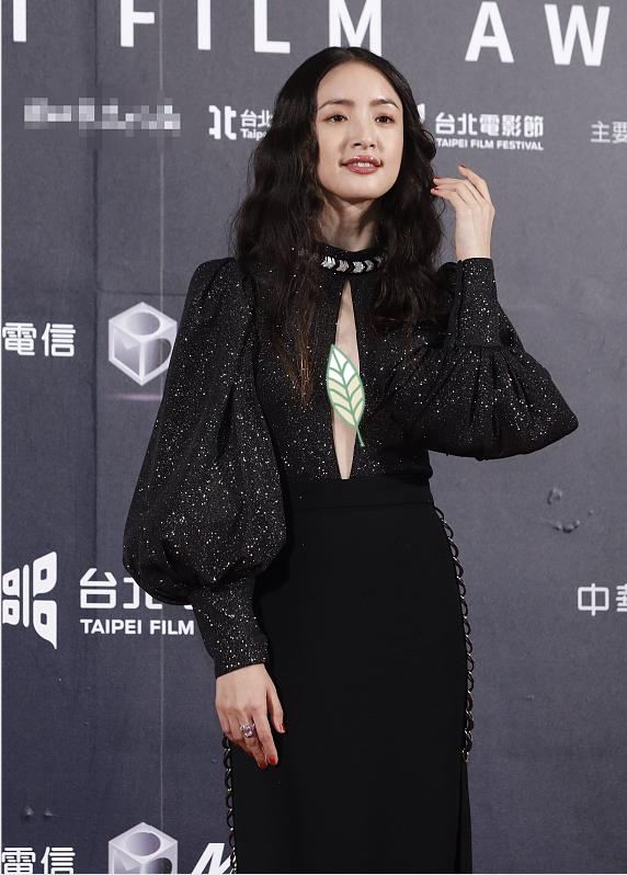 Lin Yichen is very courageous, "cut a mouth" in the middle of wearing a black shirt, not tacky ...