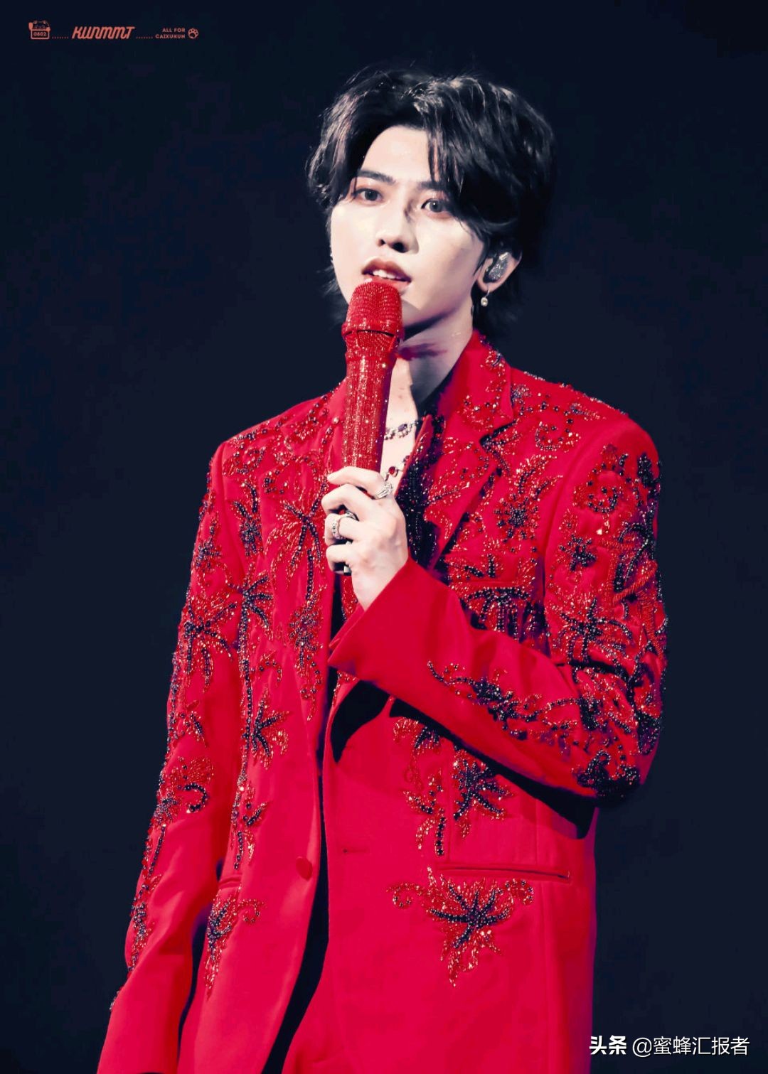 Cai Xukun and a foreign female borrowed a kiss to provoke fans to cry ...