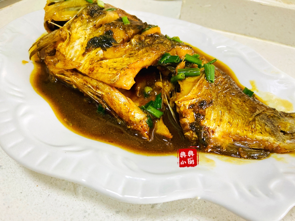 The braised crucian carp is also delicious, the meat is delicate ...