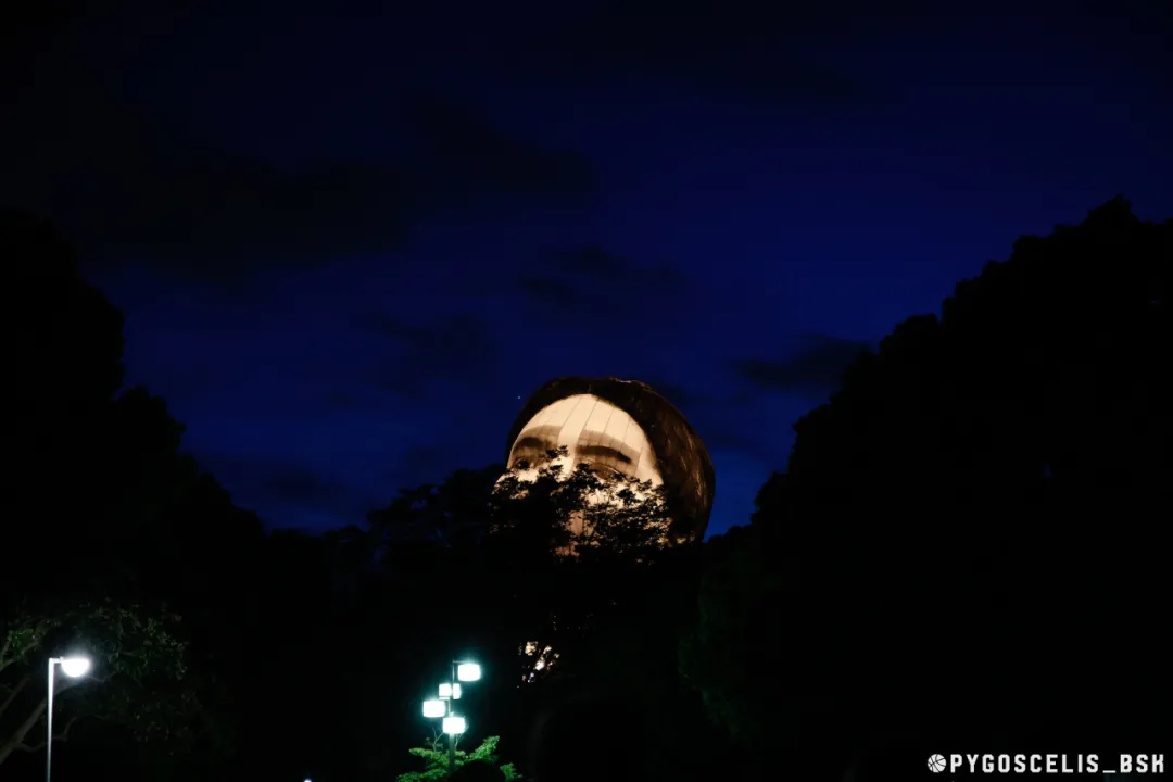 A giant "head balloon" floats over Tokyo with luminous light. Is this ...