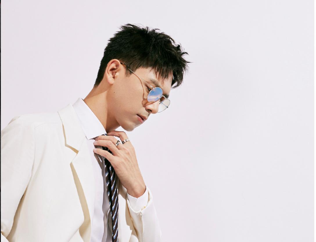 Early photos of Li Xian learning to drive, black vest and shorts ...