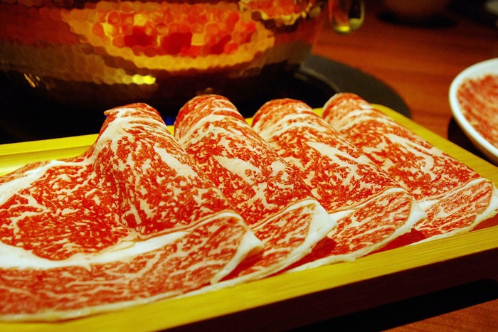 Blowing on the air conditioner, eating hot pot and boiling the snow cow ...