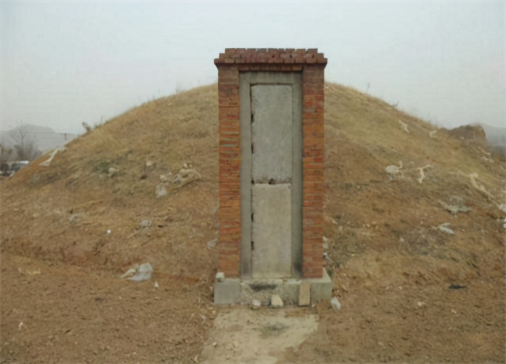 Comparing the tombs of Liu Bang and Xiang Yu, they are surrounded by ...