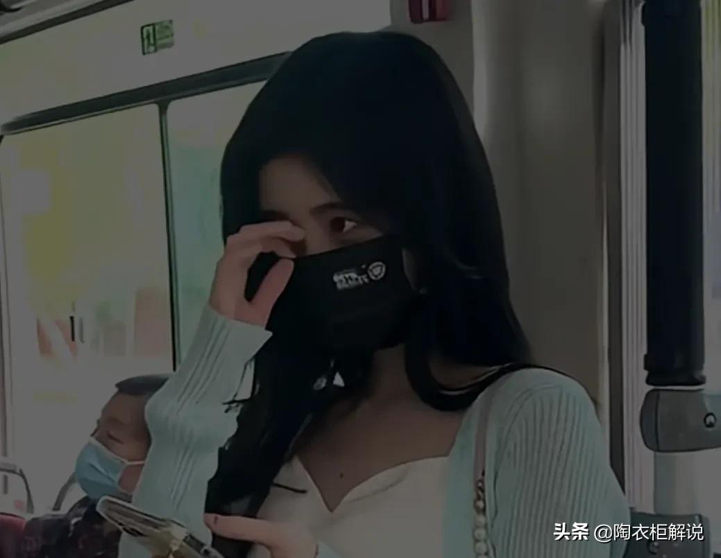 Netizens ran into Ju Jingyi by bus - iMedia