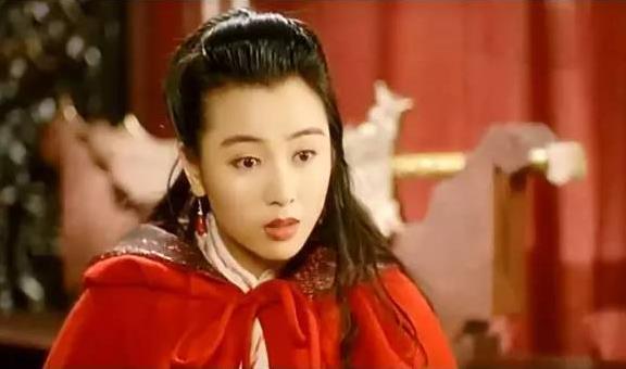 Recent exposure!Hong Kong actress Yuan Jieying wore a windbreaker on a ...