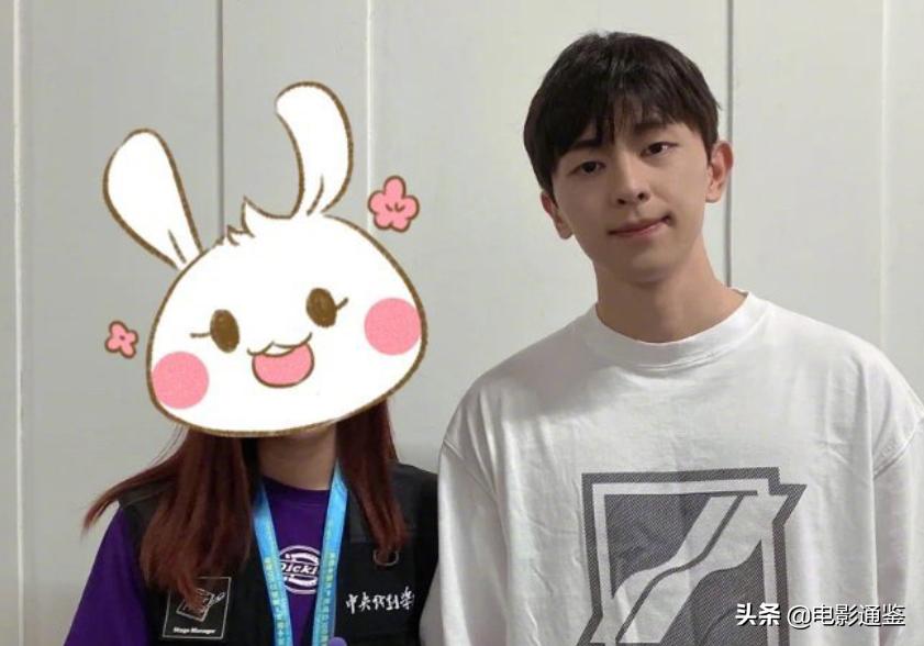 The male celebrity show backstage takes selfies with passersby, Zhou ...