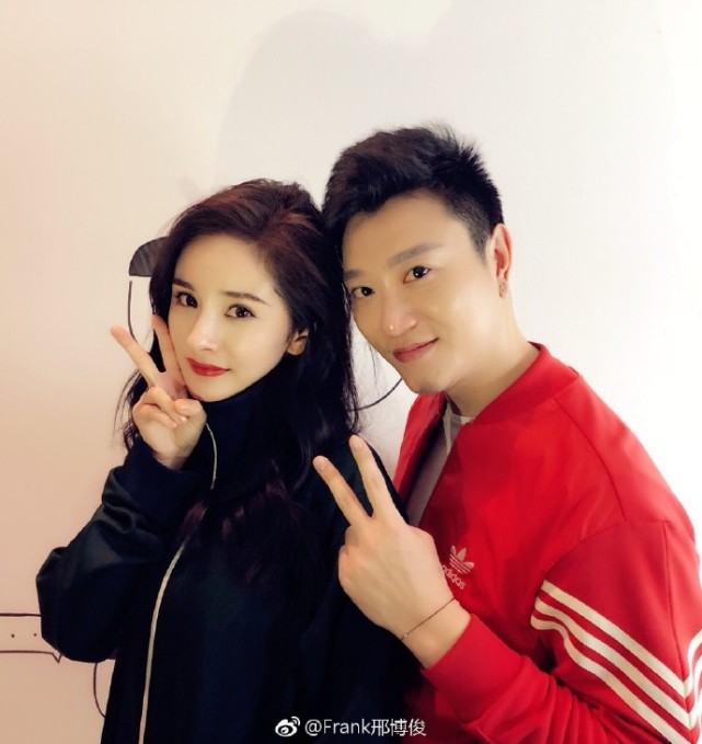 The photo of Yang Mi and the mysterious man shows closeness. The two of ...