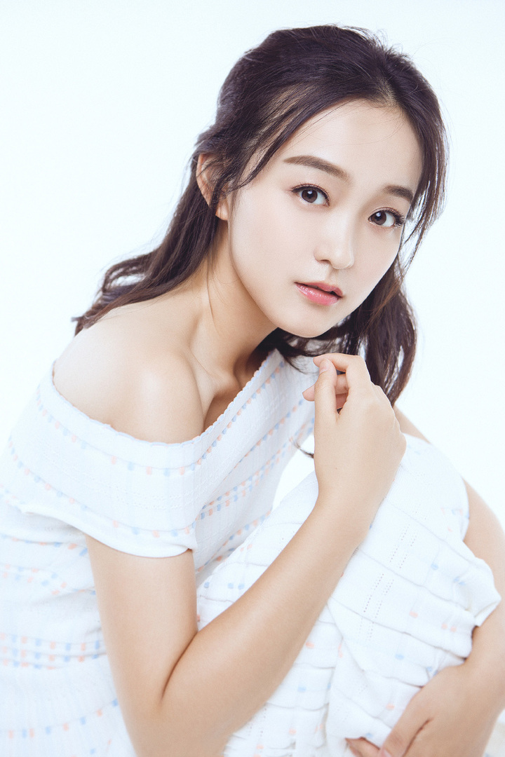 Like a flower like a jade, He Hongshan is pure and beautiful - iMedia