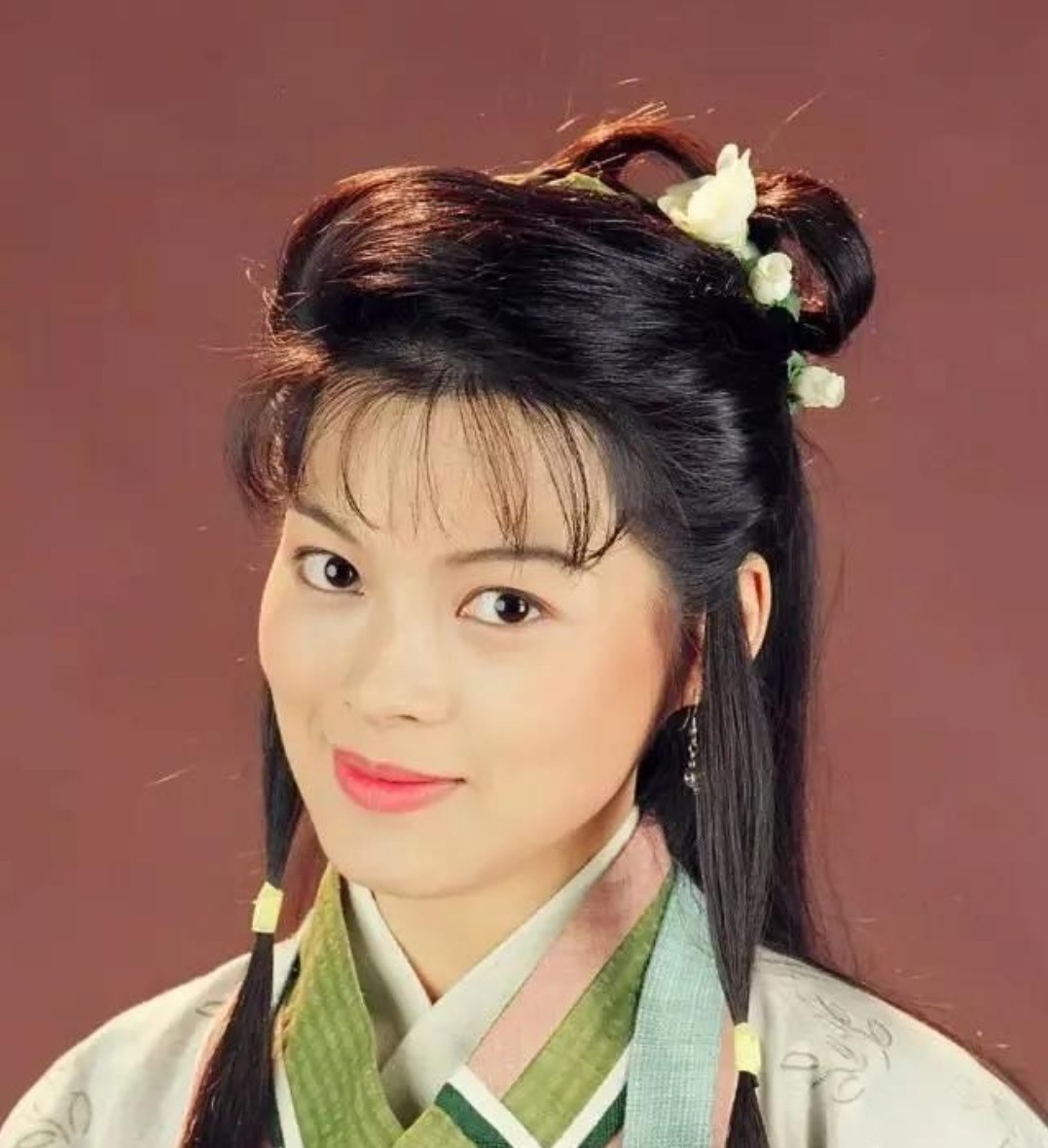 54-year-old Liu Jinling has a recent photo, her figure can hardly hide ...