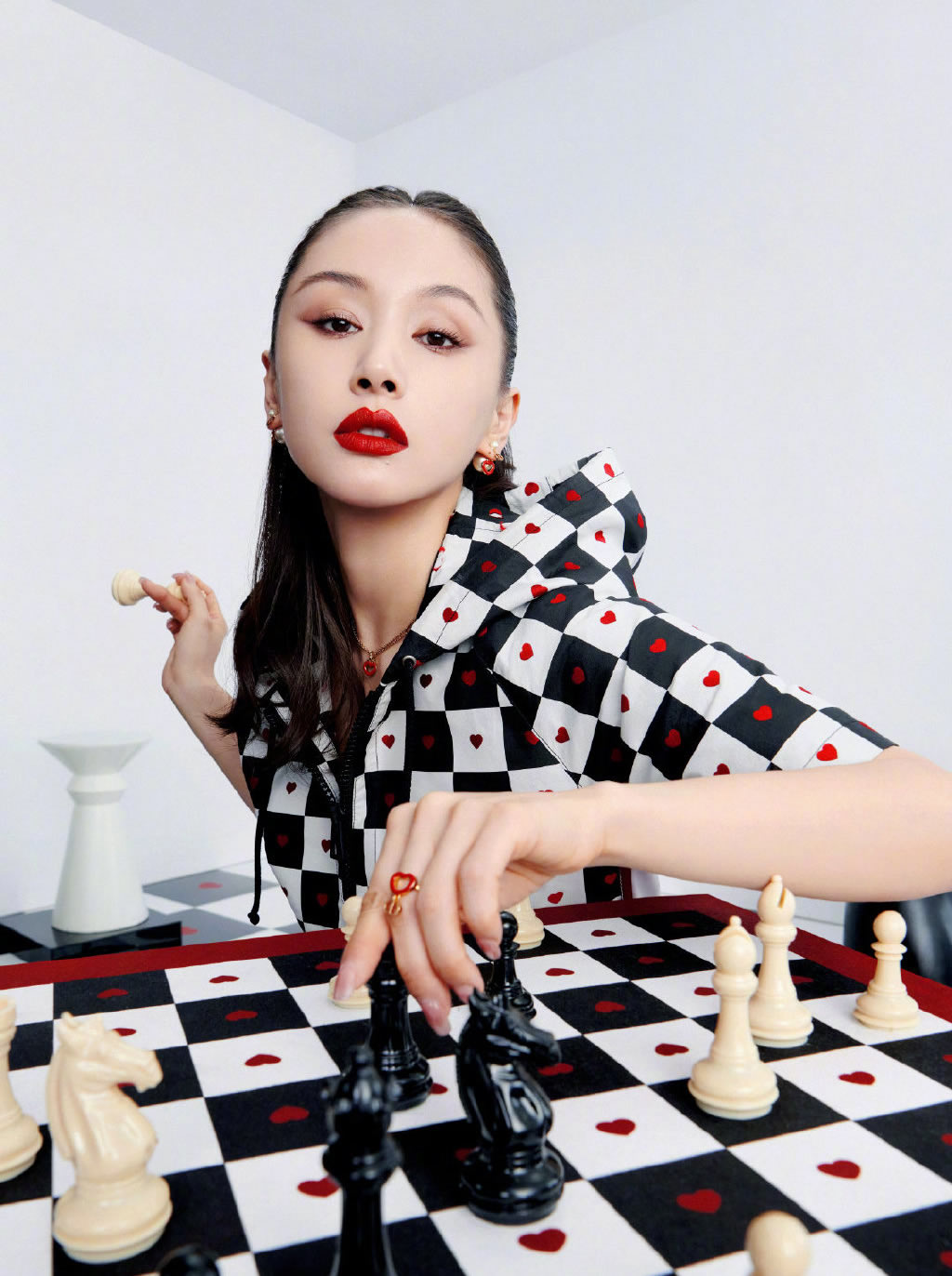 Wang Ziwen is so cool, wearing a black and white checkerboard dress ...