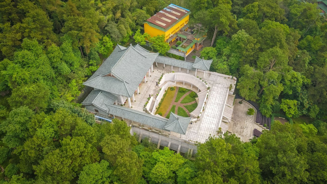 Yunmen Temple, hidden deep in the mountains, is one of the eight famous ...